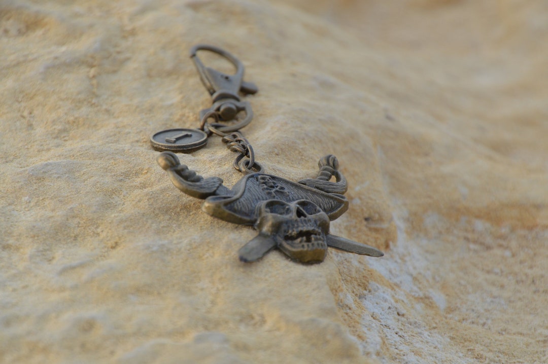 ANTIQUED BRONZE Pirate Skull Keychain, Bronze Jolly Roger Keychain ...