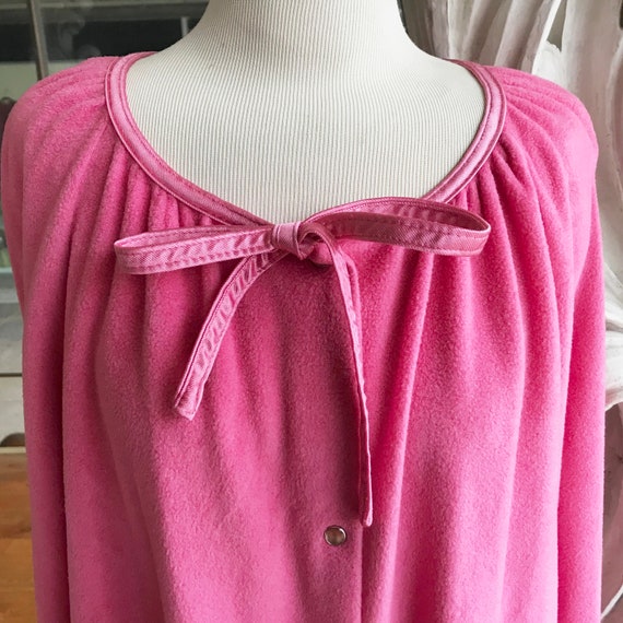 Vintage 1960s Soft Pink Robe with Floral Applique - Gem