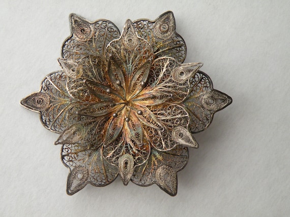 Silver filigree flower brooch pin. 900 silver. # 2 - Gem