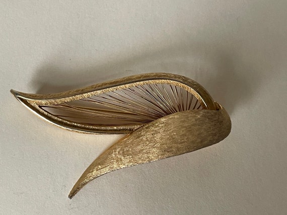 Monet brushed gold leaf, string leaf, wire leaf brooch - Gem