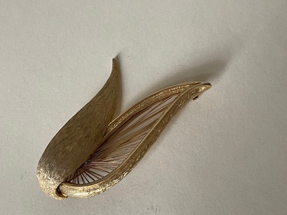 Monet brushed gold leaf, string leaf, wire leaf brooch - Gem