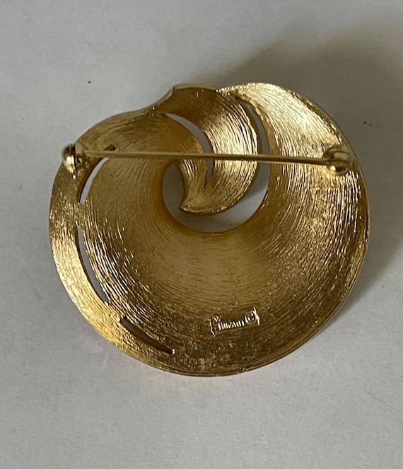 Trifari brushed gold plated, shiny gold swirl brooch - Gem