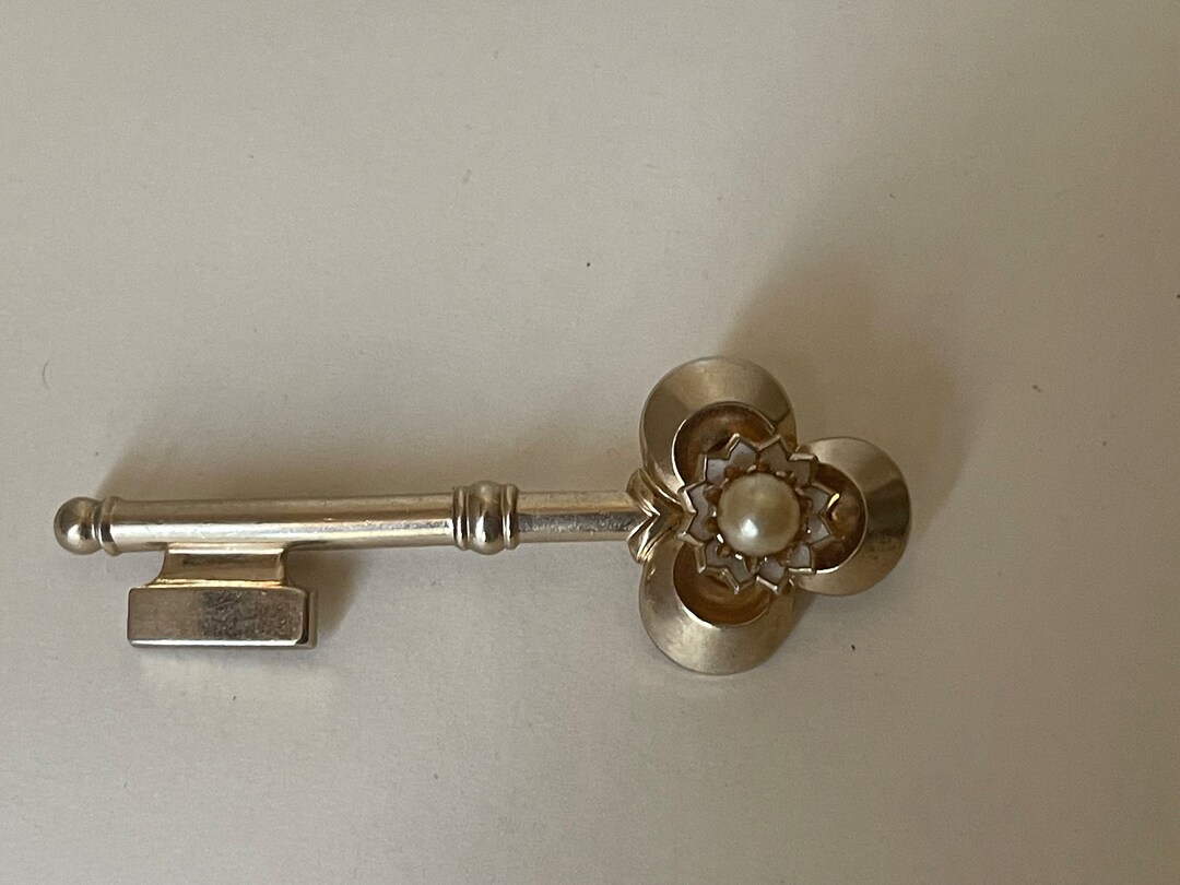 50% off Coro Pegasus Faux Pearl, Off-white Enamel Key Brooch - Etsy