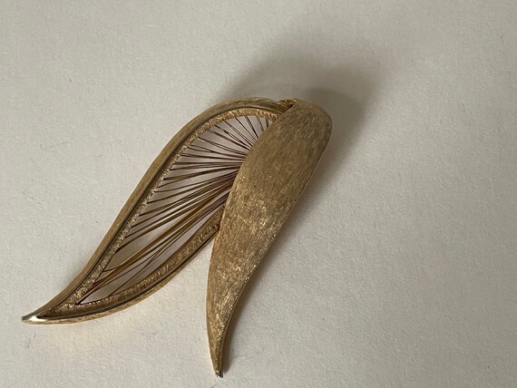 Monet brushed gold leaf, string leaf, wire leaf brooch - Gem