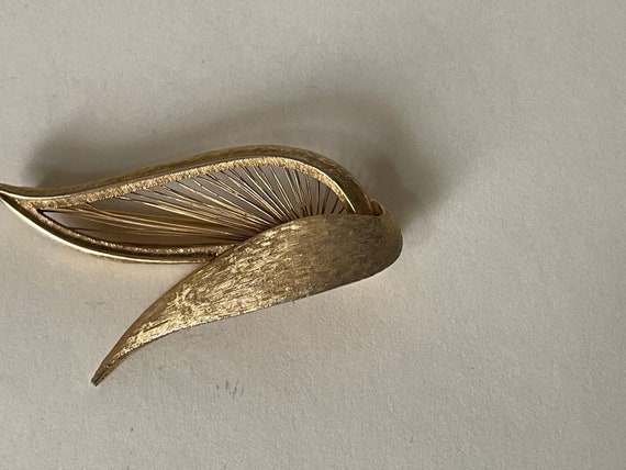 Monet brushed gold leaf, string leaf, wire leaf brooch - Gem