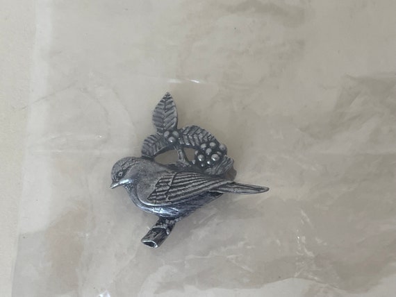 Birds & Blooms 2002 pewter color bird brooch NOS - Gem
