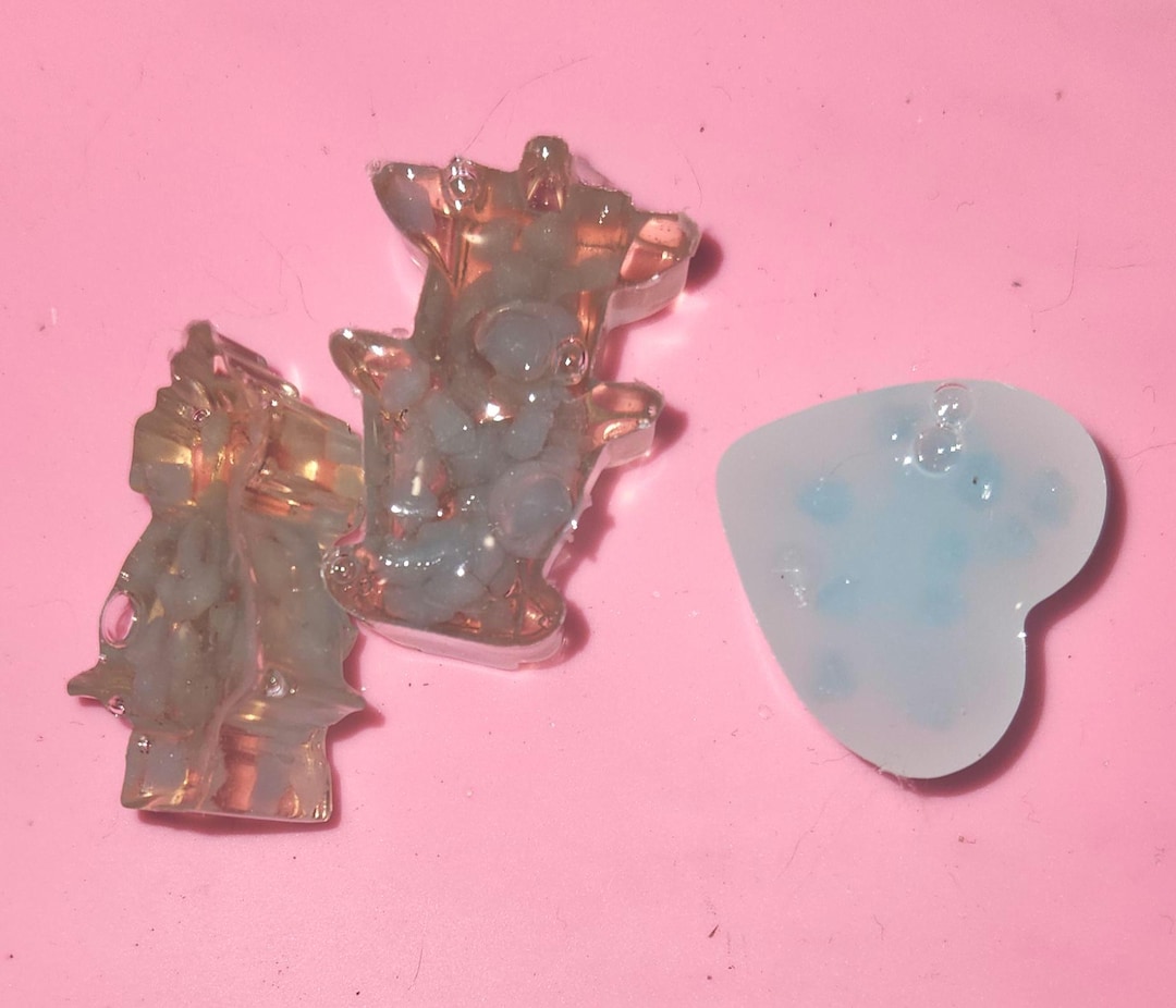 2 GLOW Resin Robots in Love - Etsy