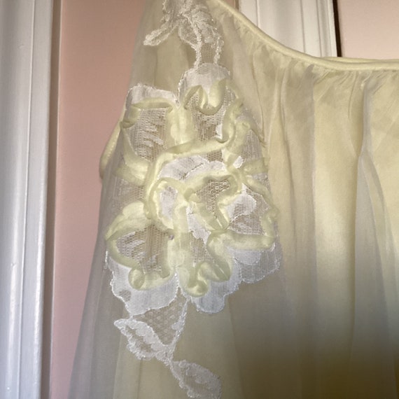 Size Small/Medium Vintage negligee, Vanity Fair 1960’… - Gem
