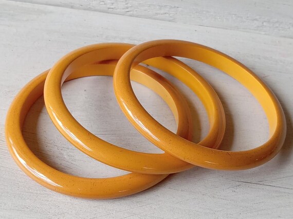 ONE-Vintage 1920s- 1940s Butterscotch Bakelite bangle… - Gem