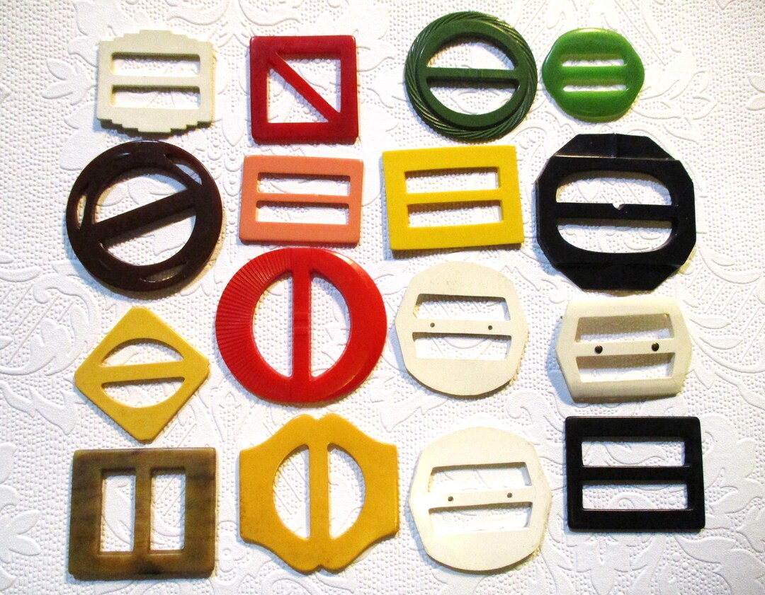 16 Assorted Vintage 1930's - 40's Plastic Belt Buckles, Mixed Sizes and ...
