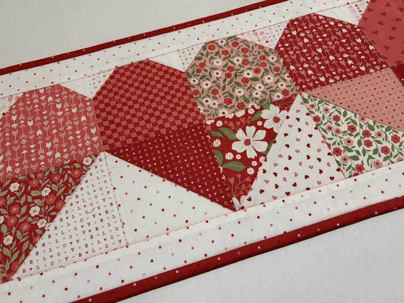 Quilted Valentines Day Table Runner, Valentine Hearts and Flowers ...