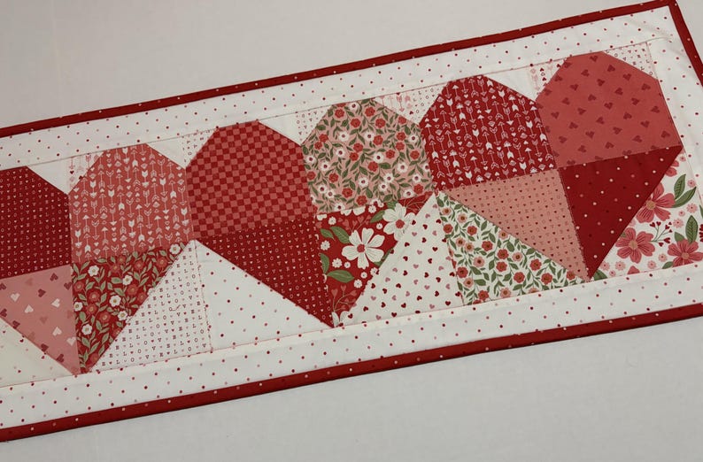 Quilted Valentines Day Table Runner, Valentine Hearts and Flowers ...