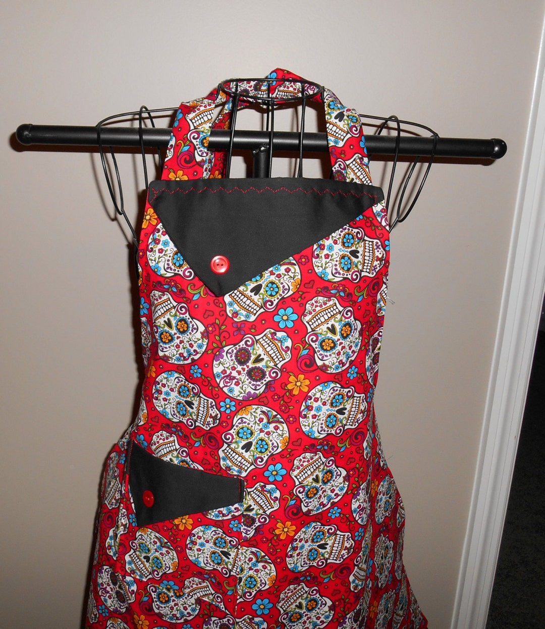 Red Sugar Skulls - Women's Apron - Dia De Los Muertos - Day of the Dead ...