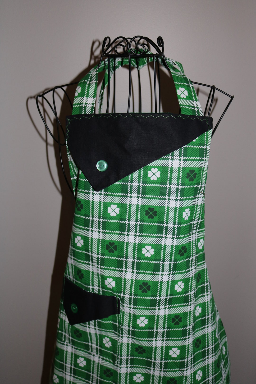Shamrocks on a Plaid Background Women's Apron Pocket Ruffle St Patrick ...
