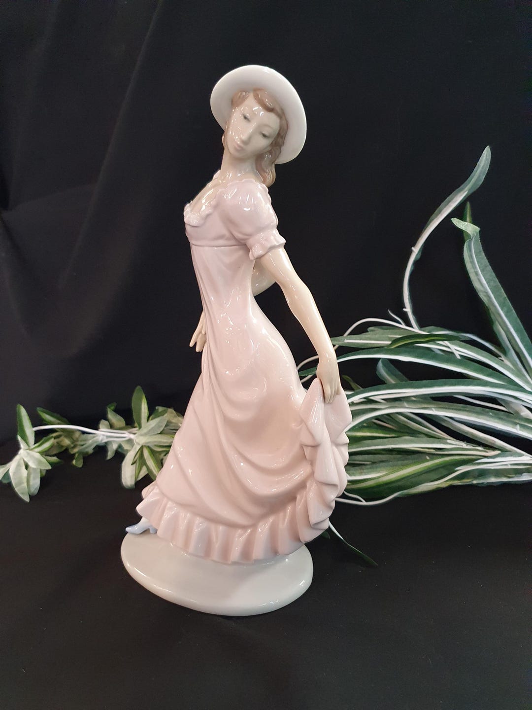 Nao by Lladro Elegant Lady - Curtsy Woman - Porcelain Figurine With ...