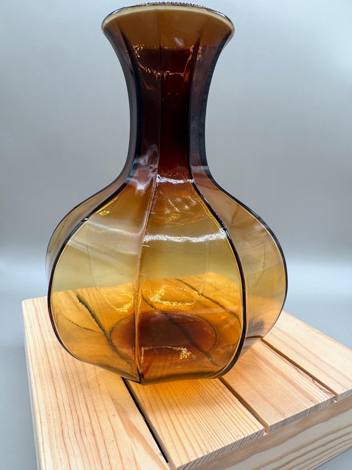 Tiara Exclusive Amber Nonagon (9‑sided) Vase – Vintage Tiara Exclusive ...