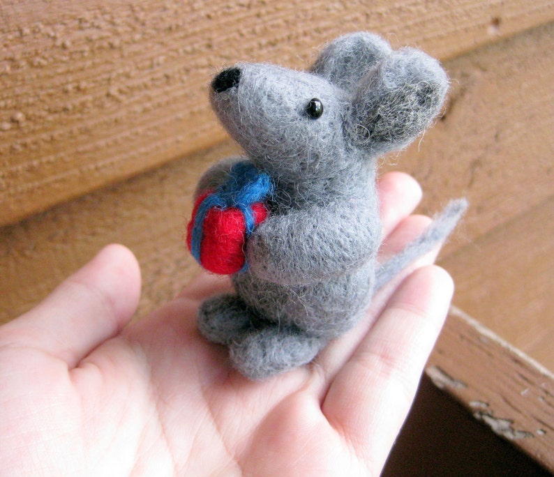 Felted Mouse Mouse Miniature with Present Needle Felted | Etsy