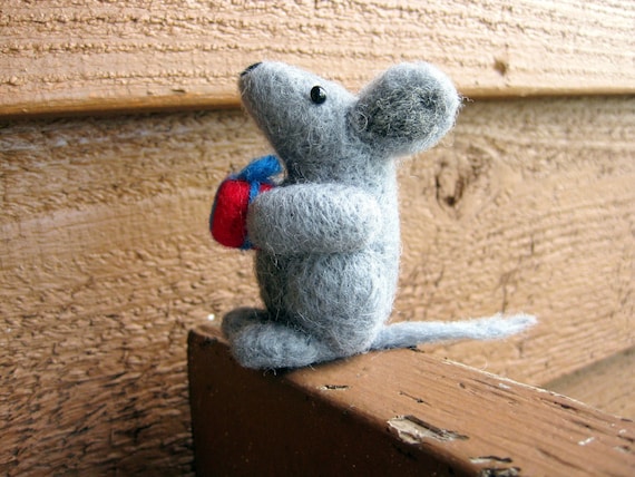 Felted Mouse Mouse Miniature with Present Needle Felted | Etsy
