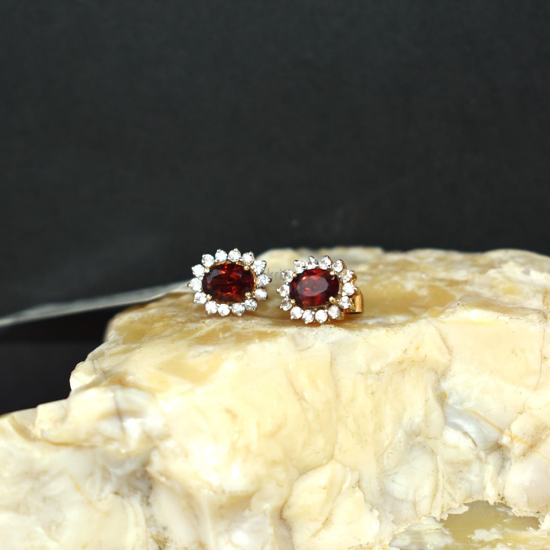 Aretes con halo de granate 100 % en engaste clásico de oro de 14 ...