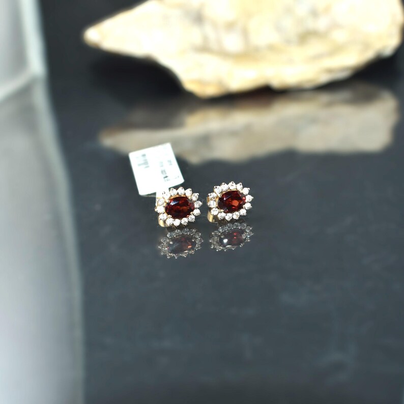 Aretes con halo de granate 100 % en engaste clásico de oro de 14 ...