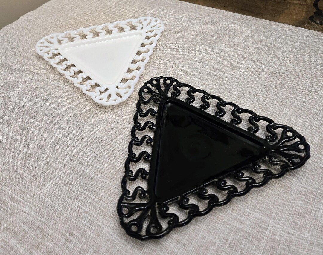 Set of 2 Vintage Westmoreland Triangle Lace Edged Plates. 8.5". - Etsy