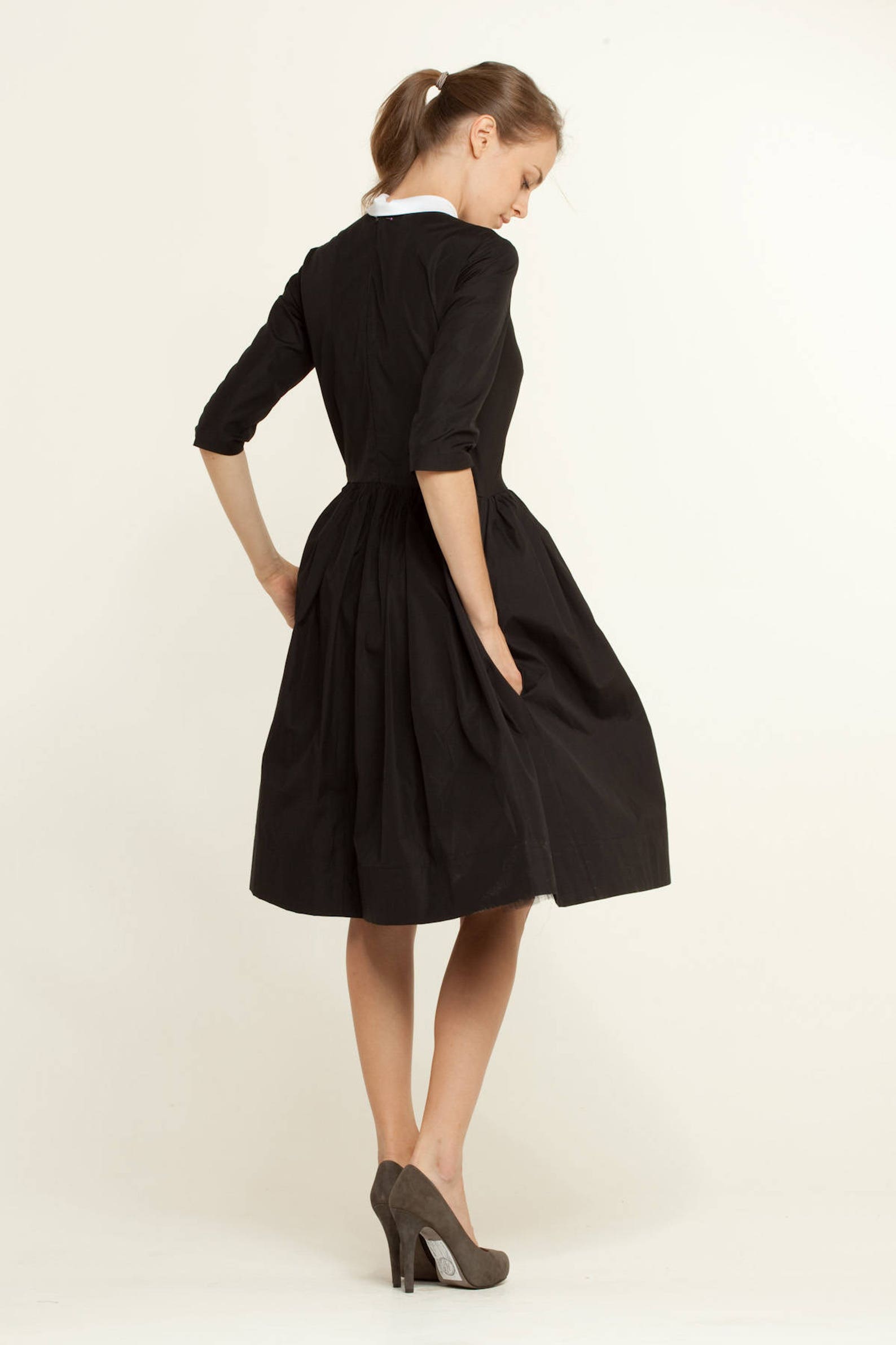 Kleid Schwarz Mit Weissem Kragen