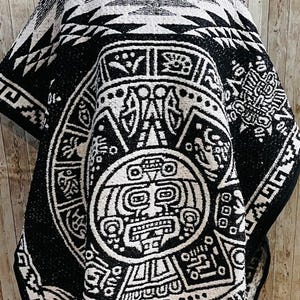 Mexican Poncho Gavan De Calendario Azteca Con Gorro Mexican PONCHO ...
