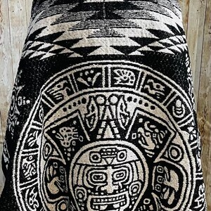 Mexican Poncho Gavan De Calendario Azteca Con Gorro Mexican PONCHO ...