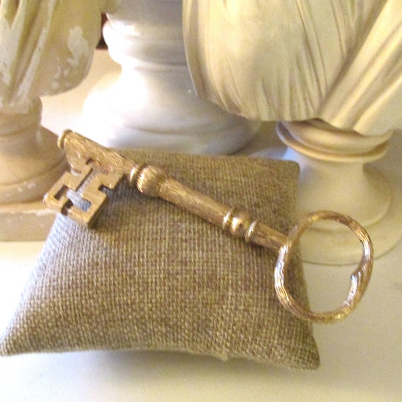 Vintage LISNER Large Skeleton Key Brooch, Antique Key… - Gem