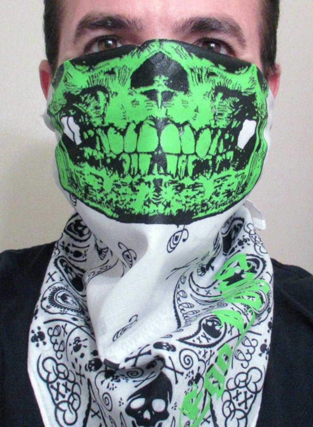 DAYRAVER Neon Green Black Light UV Reactive Skull on White Black ...