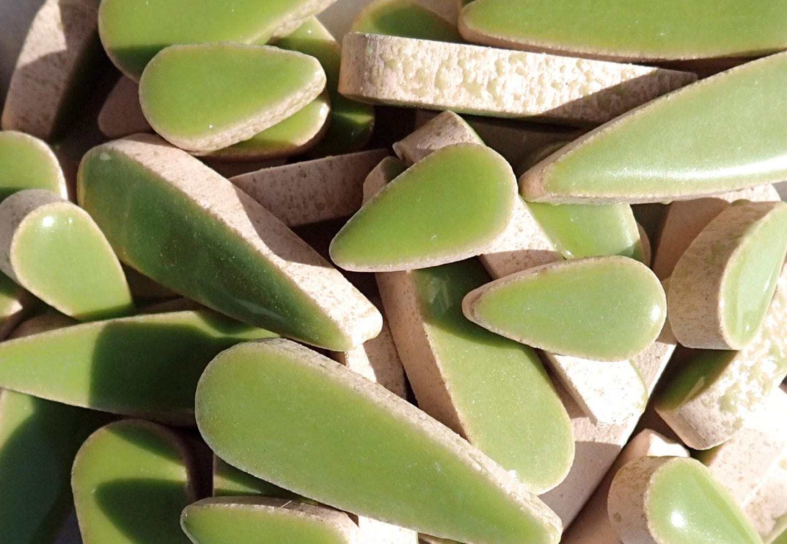 Kiwi Green Teardrop Mosaic Tiles - 50g Ceramic Drops in Mix of 2 Sizes ...