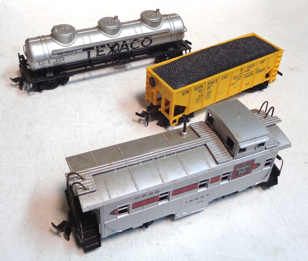 HO Scale - Lot of 3 Pre-owned Freight Cars Including a Union Pacific ...