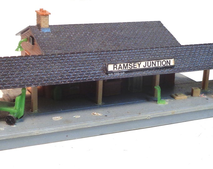 N Scale Trains Built up Building Ramsey Passenger Freight Train Station ...