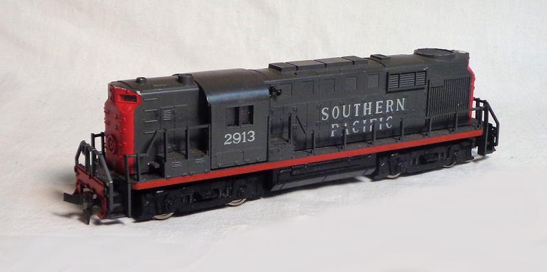 HO Lifelike RS-11 Diesel Powered Engine - NOT Running - "southern ...