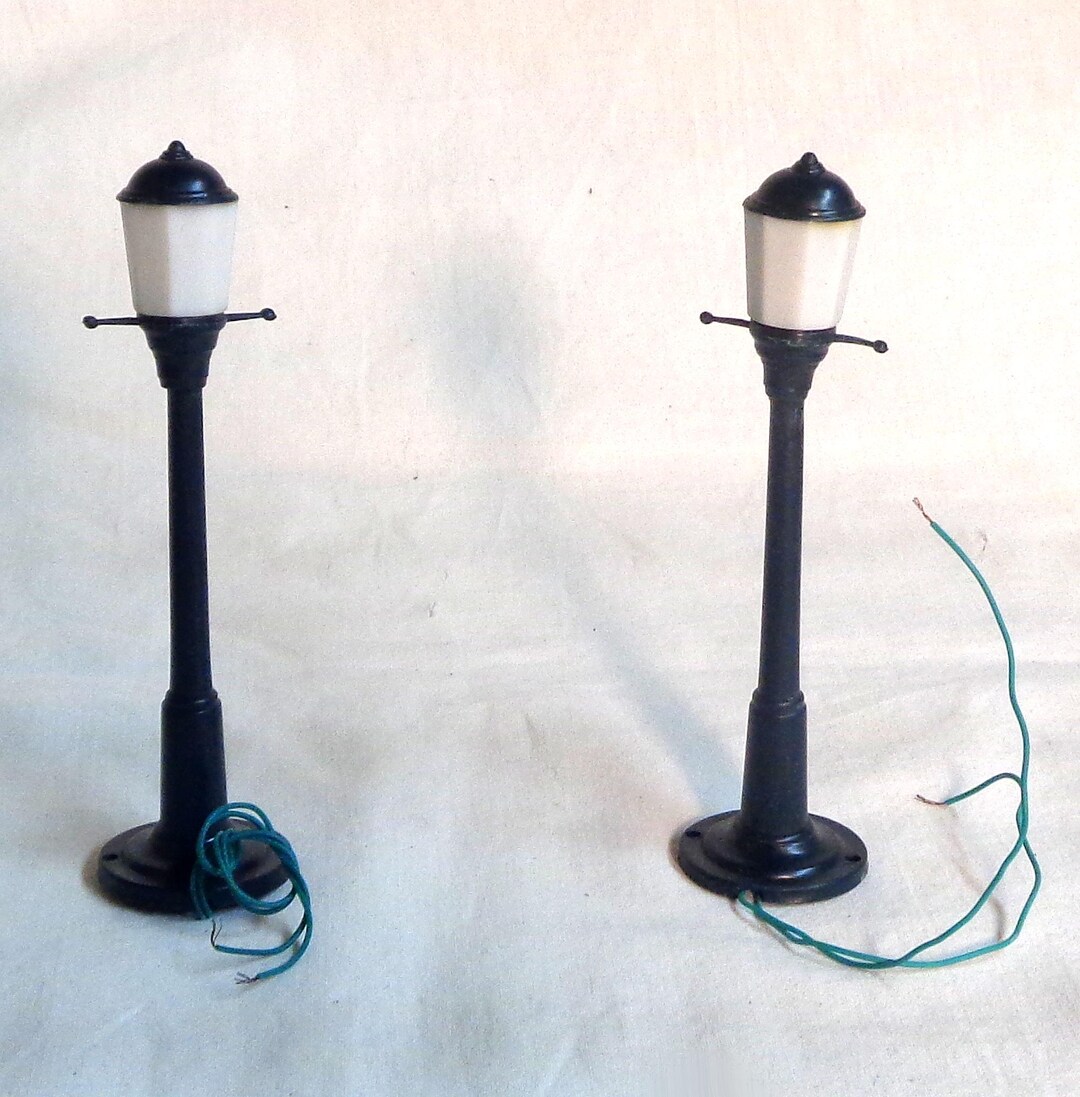 O Scale Pair of Electric Old Fashioned Street Lamp Posts. Excellent ...