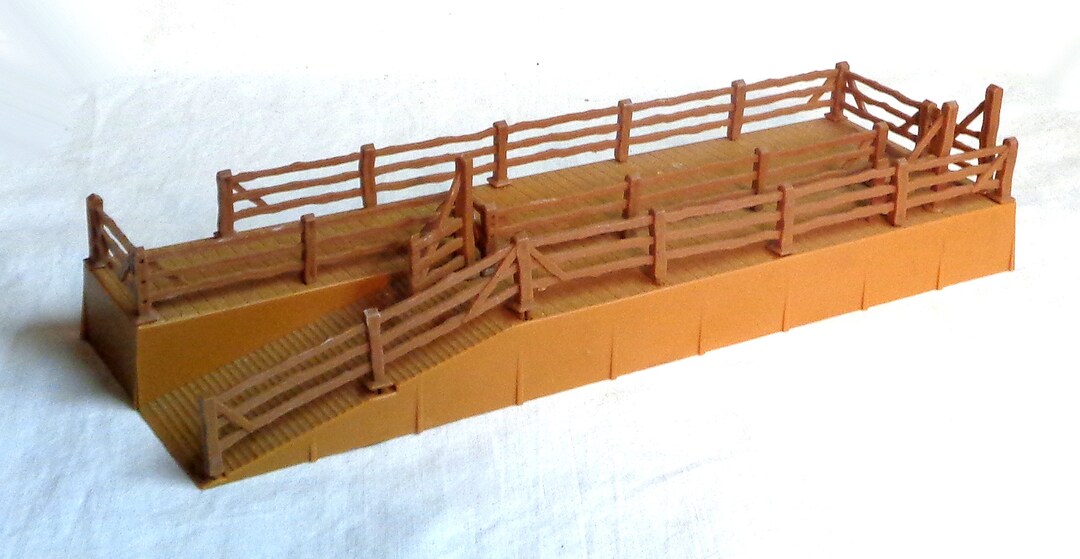 HO Scale Pre-owned Trackside Cattle Pen With Articulating Doors! Ex ...