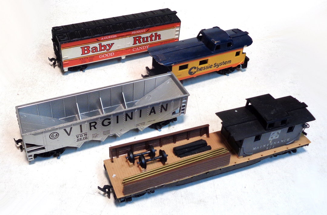HO Scale - Lot of 4 Pre-owned Misc. Freight Cars(lot #2)... See Photo ...