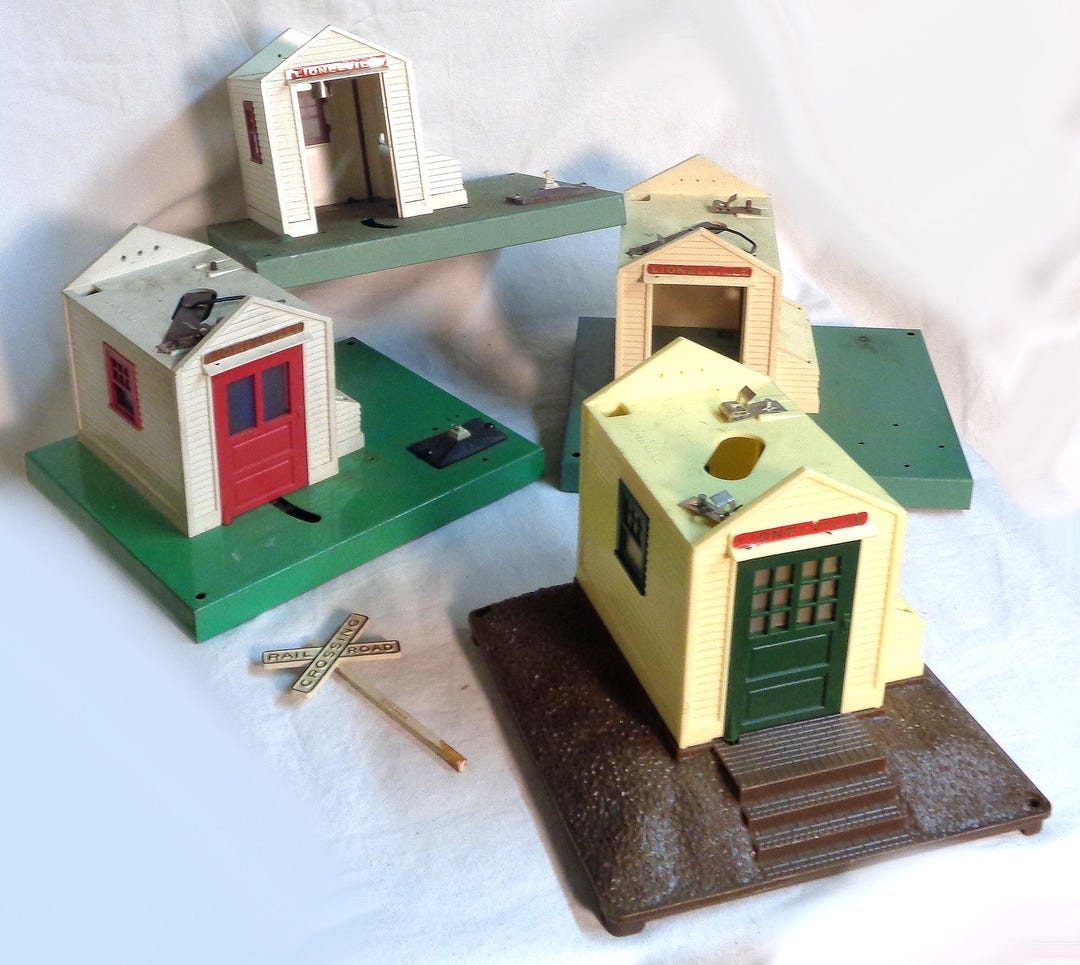 Lionel Parts Lot Including 3 Gateman Signal Shacks and 1 Working Train ...
