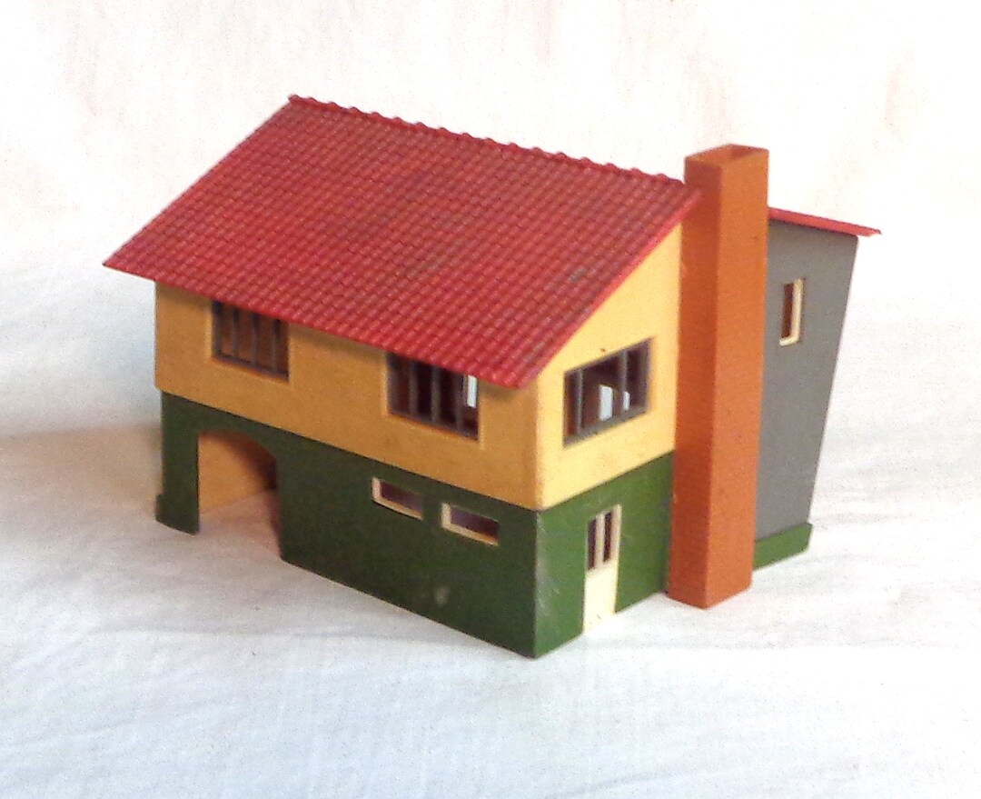 HO Scale Train Built up Building Kit - Apartment Building - Pre-owned ...
