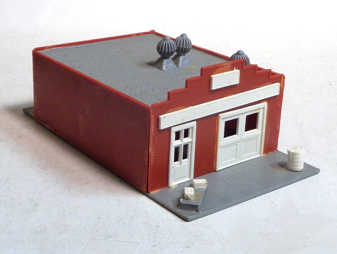 HO Scale Built up Train Layout Building - Hardware Store - Pre-owned ...