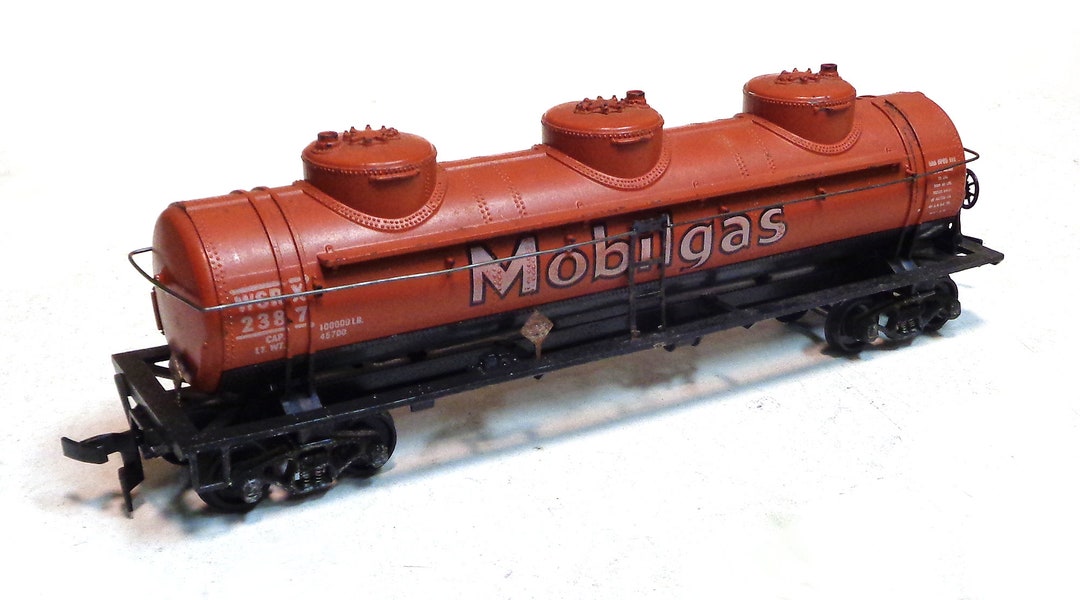HO Scale - Athearn - Three Dome Tanker "mobilgas" - Good Built up ...