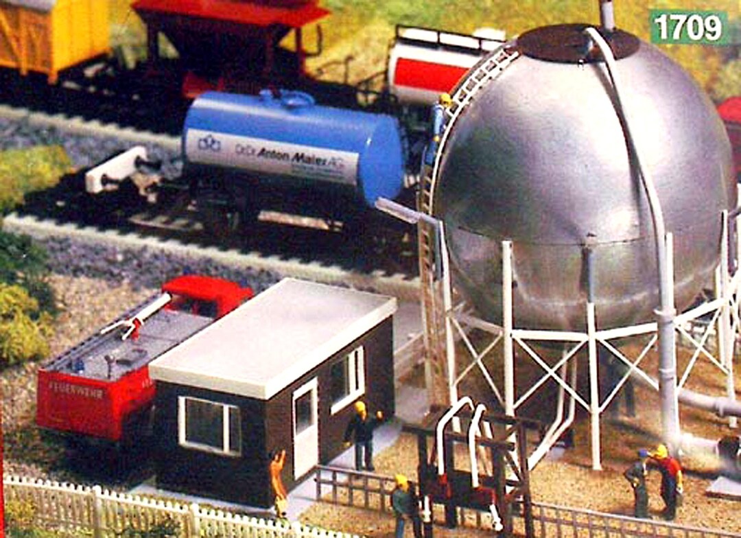 HO Scale Gas Depot Train Building KIT - by Heljan - NEW in Box! - Etsy