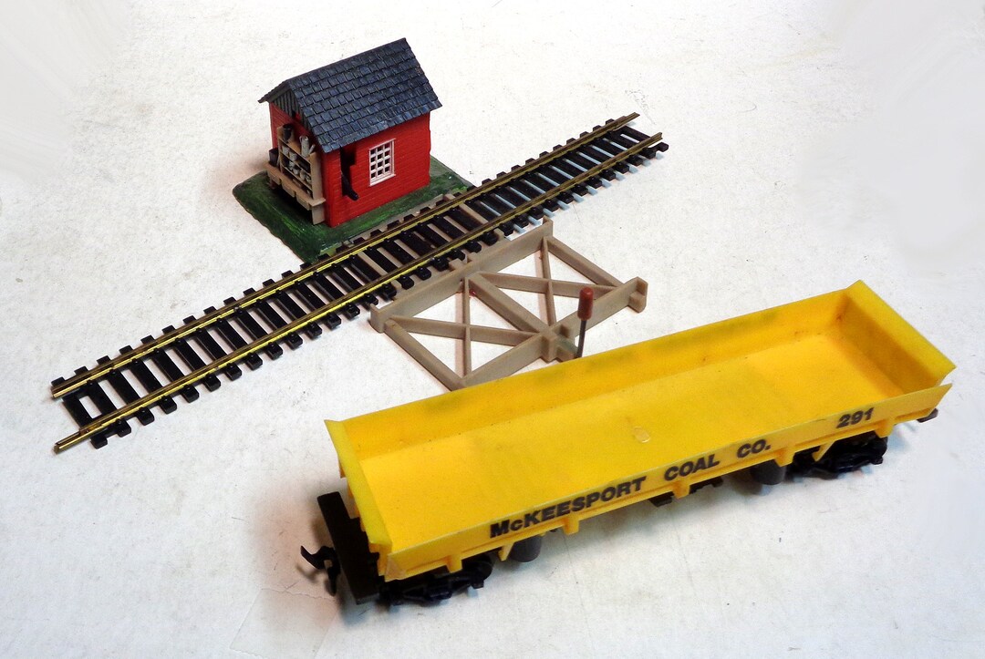 HO Scale - Mckeesport Operating Dump Car With Station - Pre-owned Fair ...