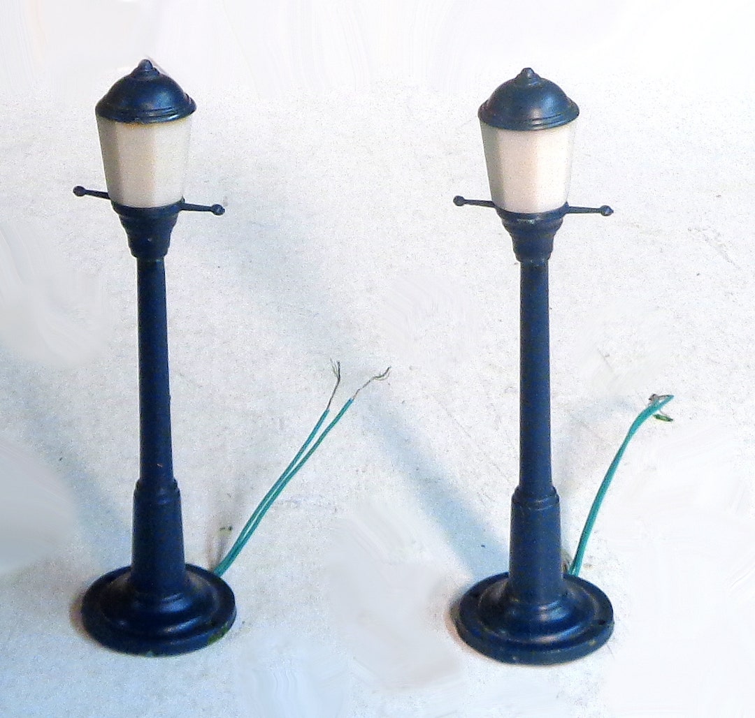 O Scale Old Fashioned Electric Working Lamp Posts Set of TWO - Work on ...