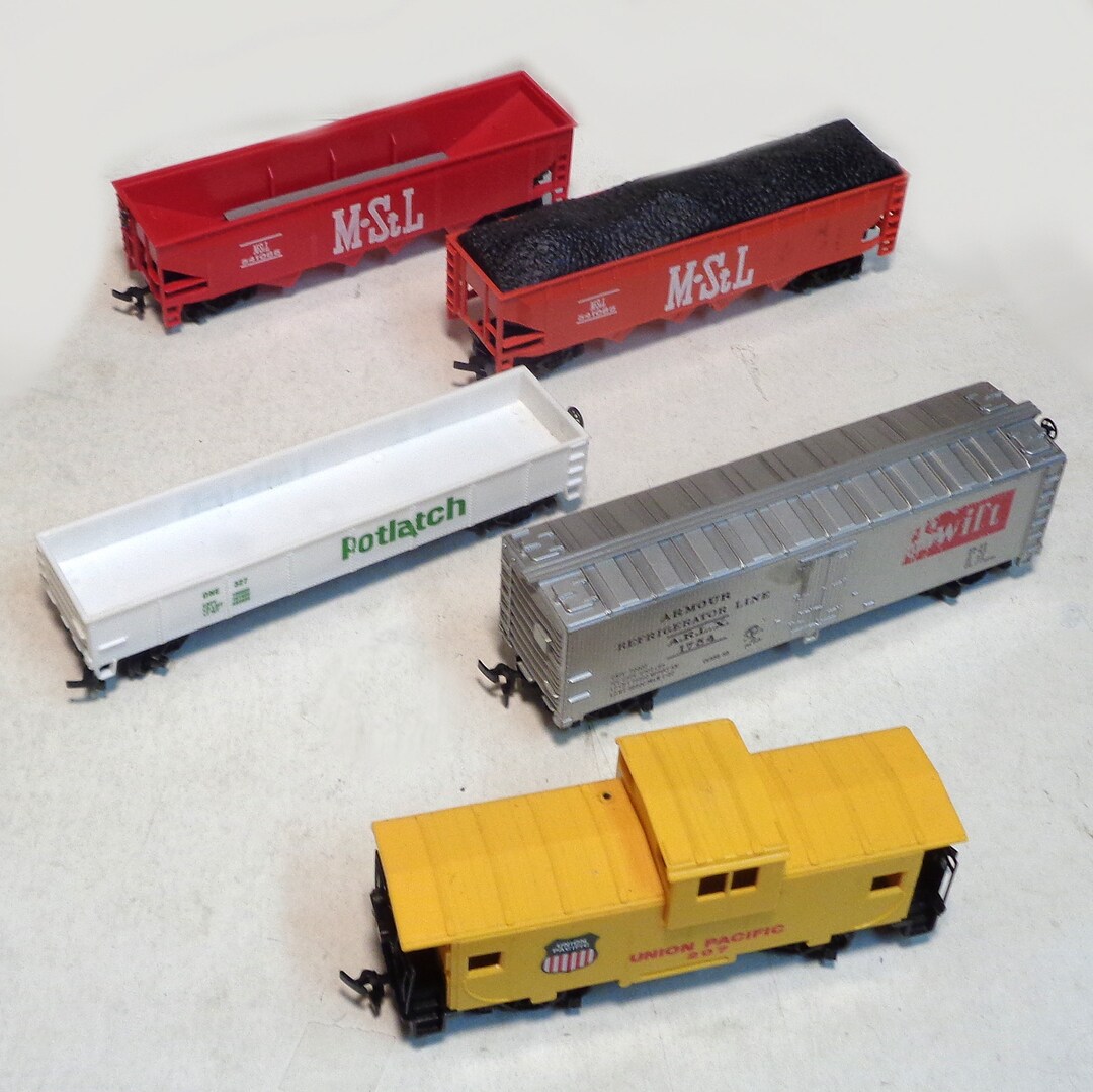 HO Scale - Lot of 5 Pre-owned Misc. Freight Cars(lot #3)... See Photo ...
