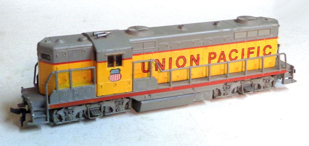 Ho-ahm Locomotive Engine Gp-18"union Pacific" Sticks a Little on Track ...