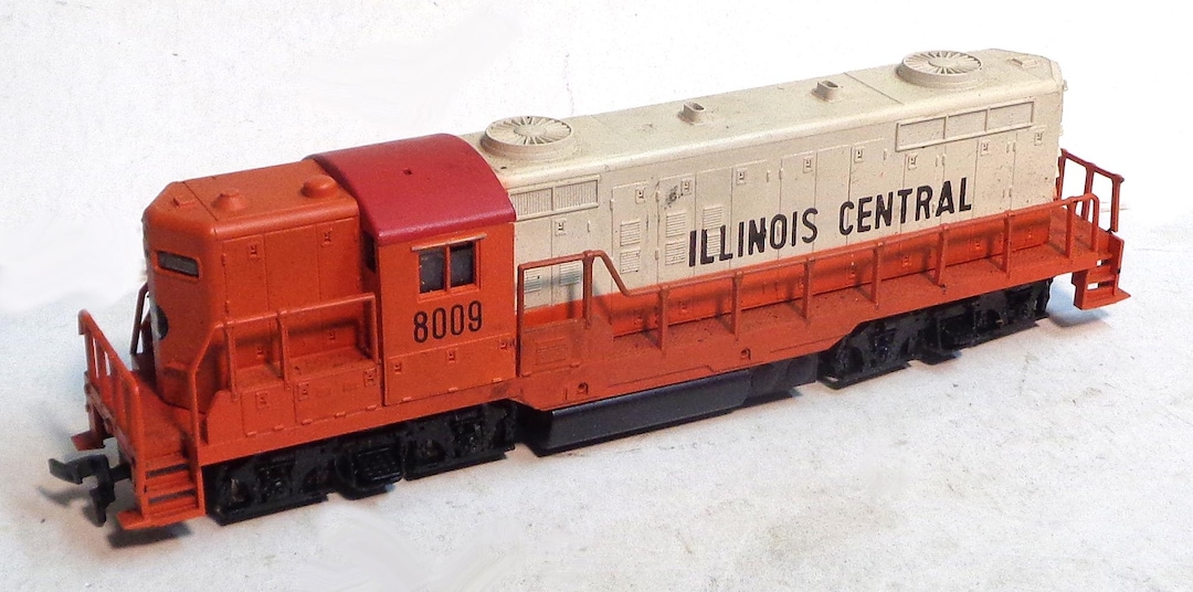 Ho - AHM Locomotive Engine GP-18 "illinois Central". NOT Running but ...