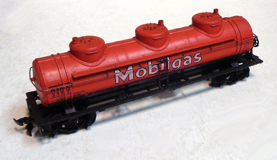 HO Scale - Athearn - Three Dome Tanker "mobilgas" - Good Built up ...