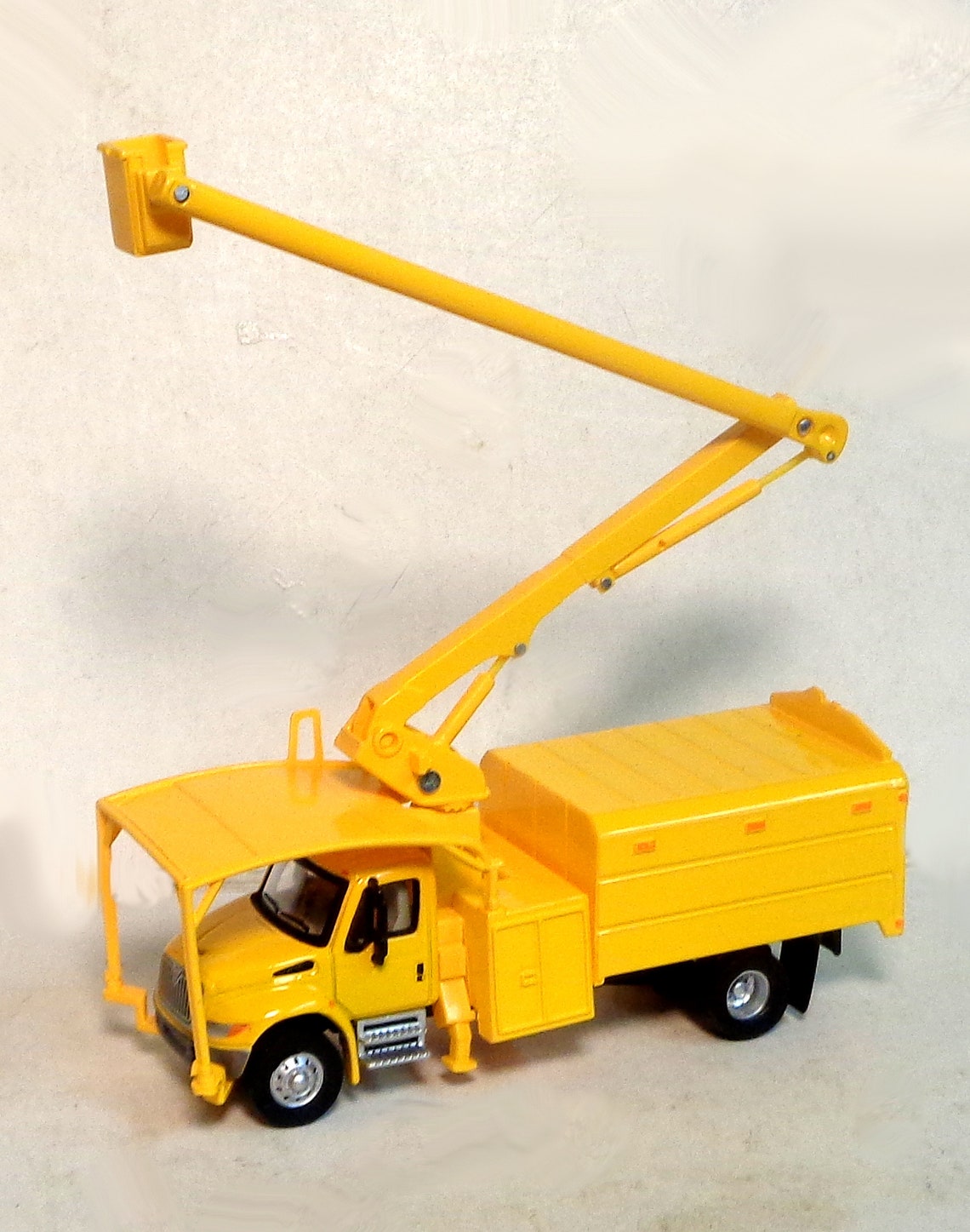HO Scale International Extending Arm Utility Truck - Very High Quality ...
