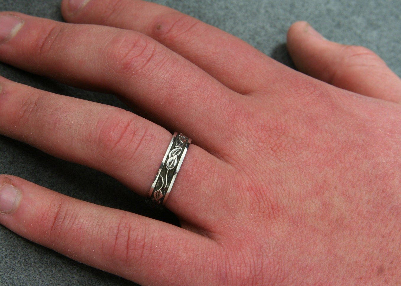 CIRCLING LEAVES Wedding Band. 6mm Width. This Ring in Sterling - Etsy